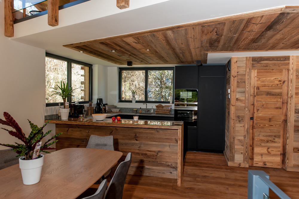 Stunning alpine chalet rises up from a tiny footprint - Micromansional