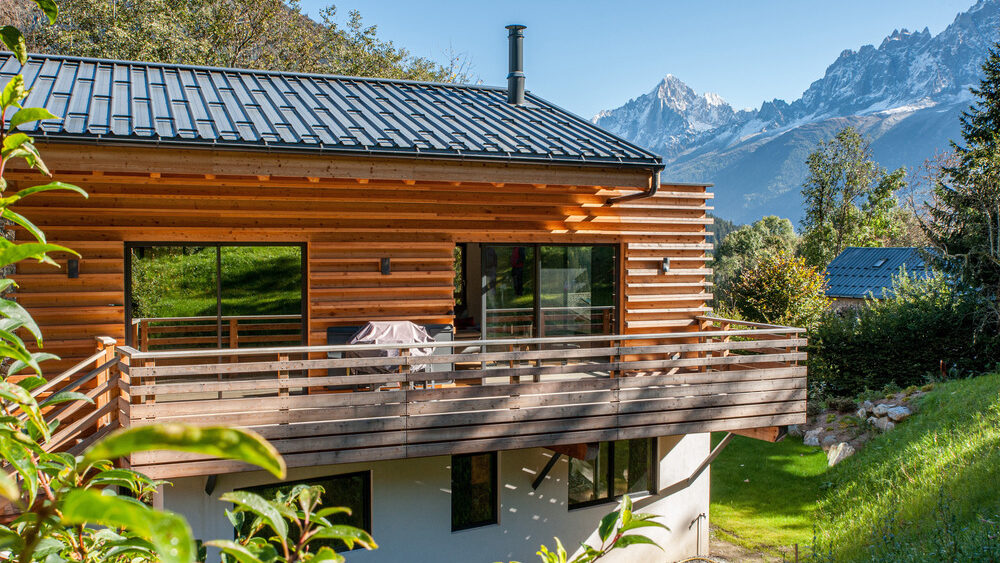 Stunning alpine chalet rises up from a tiny footprint - Micromansional